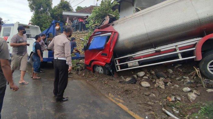 Kronologi Truk Tangki Air Tabrak Dinding Beton hingga Terguling di Trawas Mojokerto, Sopir ...