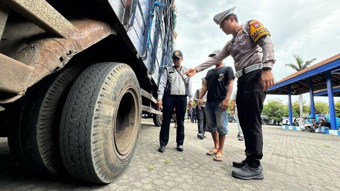Ramp Check di Terminal Pare Kediri, Polisi Temukan Ban Tak Layak Pakai ...