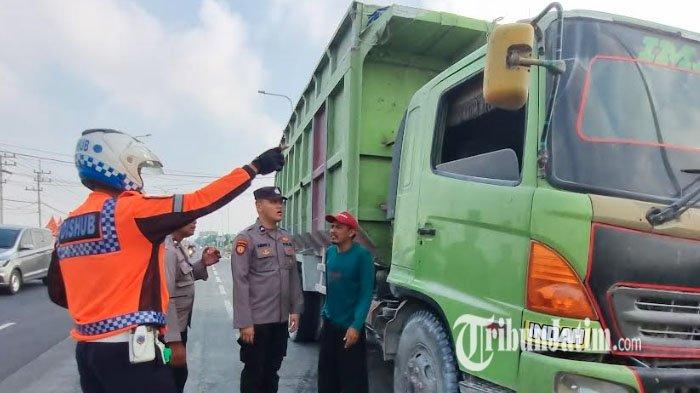 Puluhan Truk Langgar Jam Operasional di Cerme Gresik, Banyak Sopir Tak Tahu, Ditertibkan ...