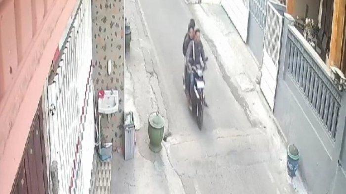 3 Pria Gasak Hape Ibu Rumah Tangga di Kota Malang saat Pagi Hari ... 3 Pria Gasak Hape Ibu Rumah Tangga di Kota Malang saat Pagi Hari ...