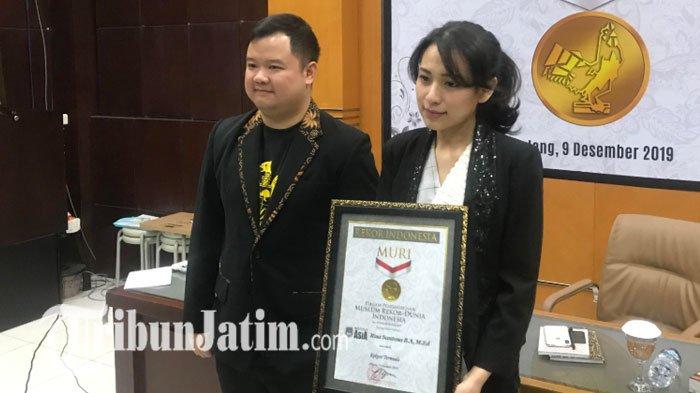 Risa Santoso, Rektor Muda Institut Asia Malang, Diapresiasi MURI ... Risa Santoso, Rektor Muda Institut Asia Malang, Diapresiasi MURI ...