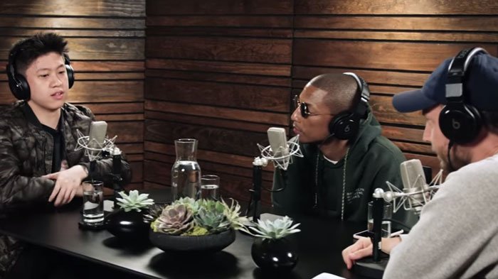 Rapper Muda Rich Chigga Kejutkan Pharell Gara-gara Ngasih Benda Khas ...