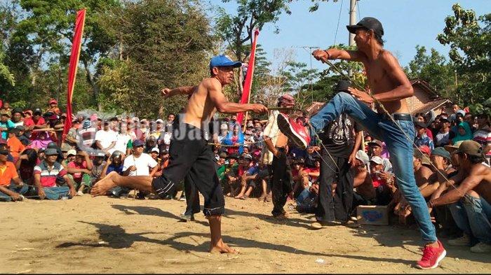 Memohon Hujan, Warga Tiudan Tulungagung Saling Pecut dalam Tradisi ...