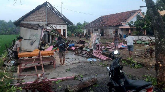 Puluhan Rumah di Madiun Rusak Akibat Hujan Angin, Sepasang Suami Istri ...