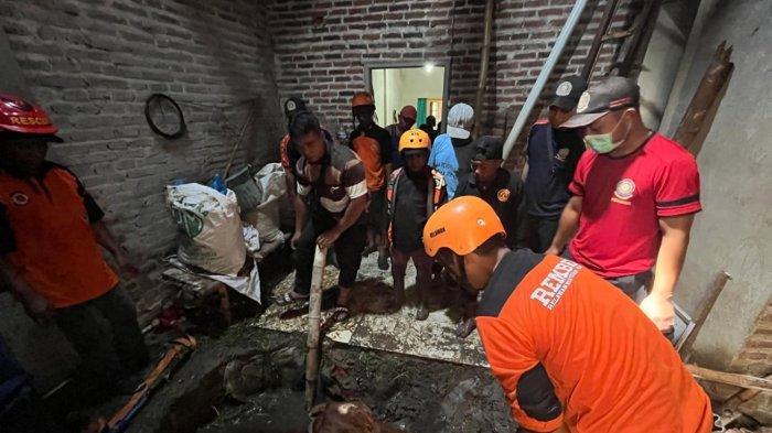 Sapi 400 Kg Milik Warga Mojokerto Terjerembab ke Lubang Penampungan ...