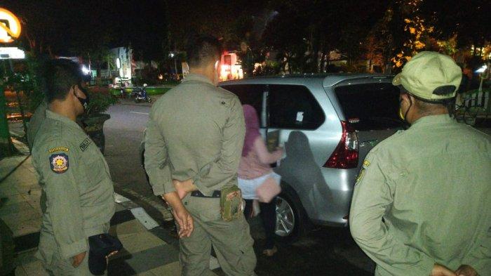 Mobil Bergoyang di Tuban Bikin Curiga Satpol PP, Sejoli Buang Benda Ini saat Kepergok, Lihat ...