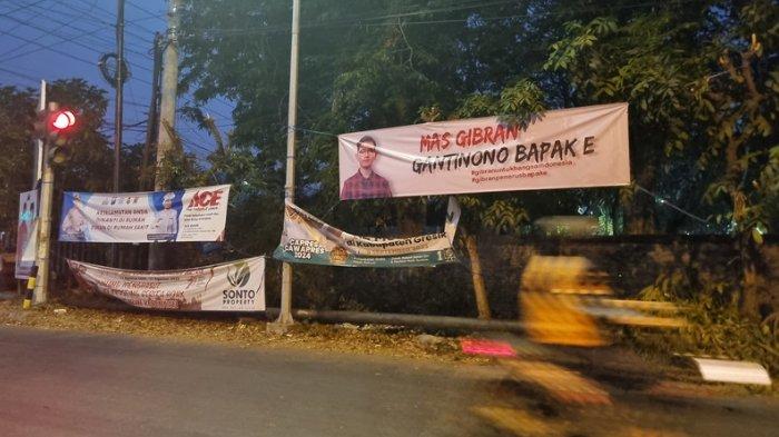 Spanduk Gibran Bertuliskan 'Mas Gibran Gantinono Bapak E' Bertebaran di ...