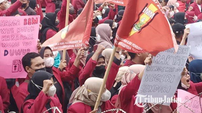Geruduk Kantor DPRD Jatim, Ratusan Mahasiswa Suarakan Tolak Kenaikan Harga BBM - Tribunjatim.com