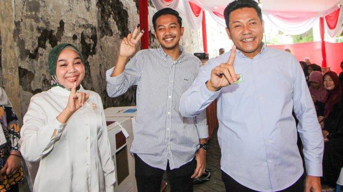 Cabup Sidoarjo Nyoblos Bareng Istri dan Anak : Inilah Demokrasi yang ...