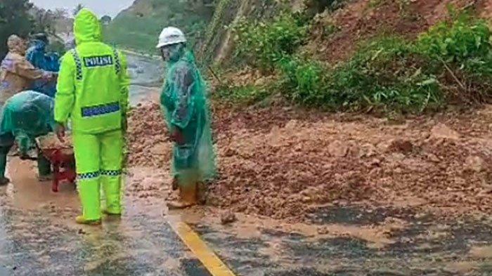 Diguyur Hujan, Tebing di JLS Trenggalek Longsor hingga Tutup Separuh Ruas Jalan - Tribunjatim.com