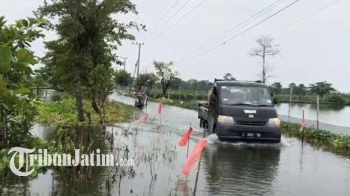 Diguyur Hujan Seharian, Jalan Poros di 3 Kecamatan di Lamongan Terendam Banjir, Air Sungai ...
