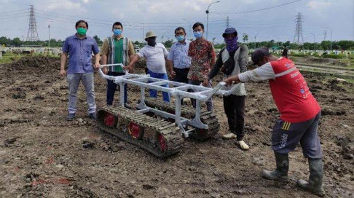 UK Petra Ciptakan Troli Peti Jenazah dengan Roda Tank, Alat Bantu ...