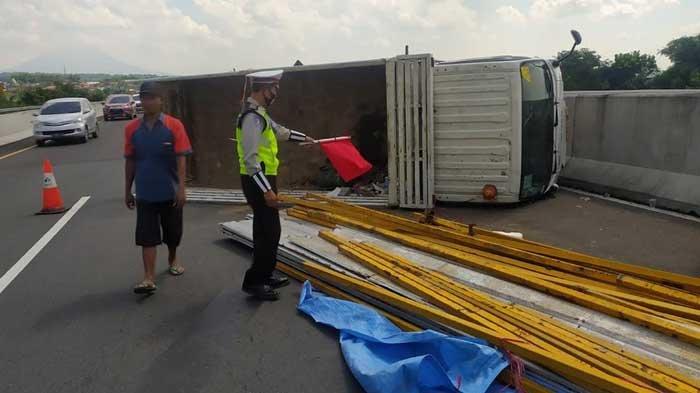 Truk Muat Besi dan Galvalum Terguling di Tol Pandaan-Malang, Muatan ...