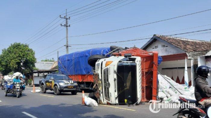 Ngerem Mendadak Hindari Anak Sekolah, Truk Gandeng Muatan Pakan Ikan 41 Ton Terguling di Kediri ...