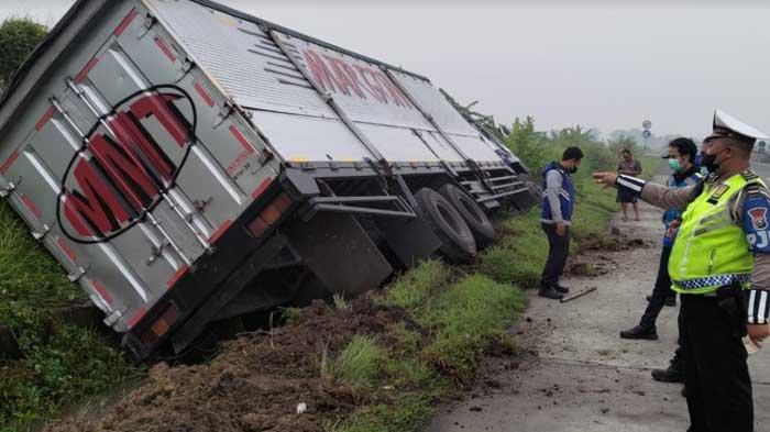 Truk Fuso Terperosok di Parit Tol Surabaya-Mojokerto, Bodi Bagian Kiri ...