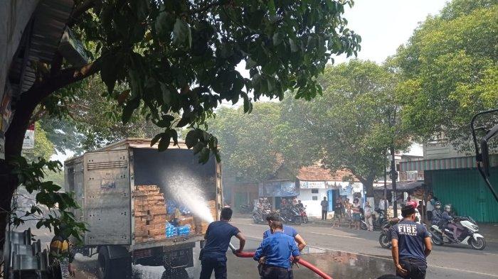 Truk Muat Makanan dan Minuman Terbakar di Ponorogo, Api Muncul dari ...