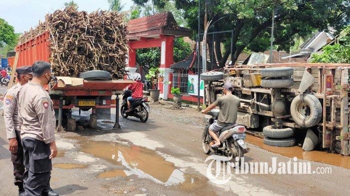 Hindari Truk Mogok, Truk Muatan Tebu di Blitar Malah Terguling Kena Kubangan Jalan, Sopir ...