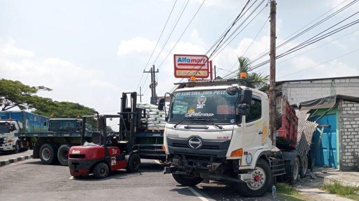Truk Trailer Angkut Semen Seruduk Toko hingga Posisi Melintang di ...