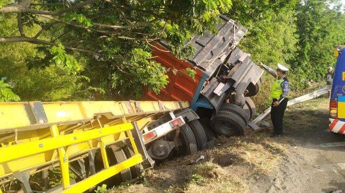Maksud Hati Periksa Ban, Truk Trailer Malah Diseruduk Truk Tronton ...