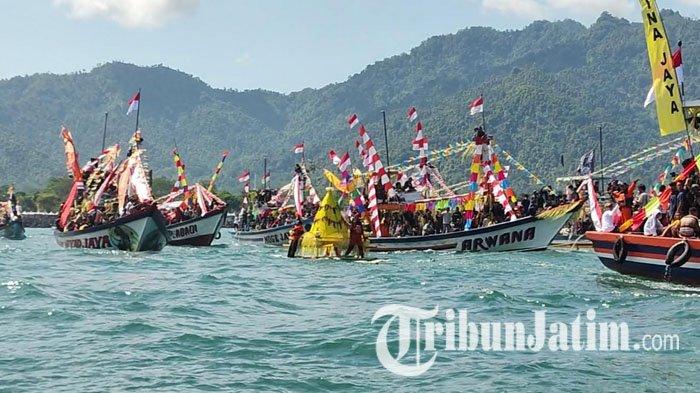 Meriahnya Larung Sembonyo Pantai Prigi Trenggalek, Ribuan Orang ...