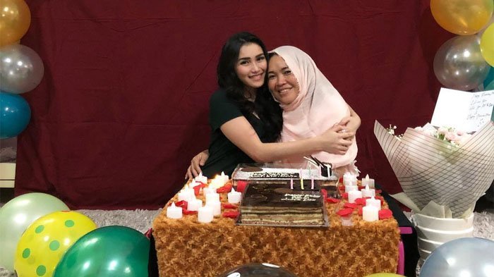 Umi Kalsum Ulang Tahun, Ayu Ting Ting & Keluarga Beri Kejutan, Intip Potret Kemeriahannya ...