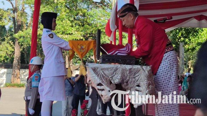 Pj Bupati Nganjuk dan Jajaran Kompak Kenakan Pakaian Adat saat Upacara HUT Kemerdekaan RI ke-79 ...