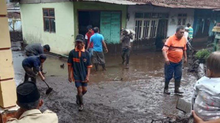 UPDATE Banjir Bandang di Bondowoso, Warga dan Personel Polri-TNI Kerja Bakti Bersihkan Lumpur ...