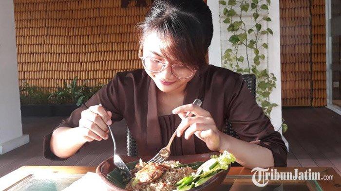 Mencoba Nasi Goreng Kecombrang, Menu Unik Andalan Waroeng Pati di Hotel ...
