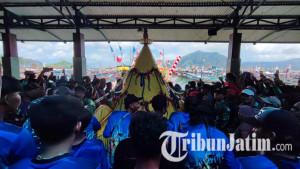 Meriahnya Larung Sembonyo Pantai Prigi Trenggalek, Ribuan Orang ...