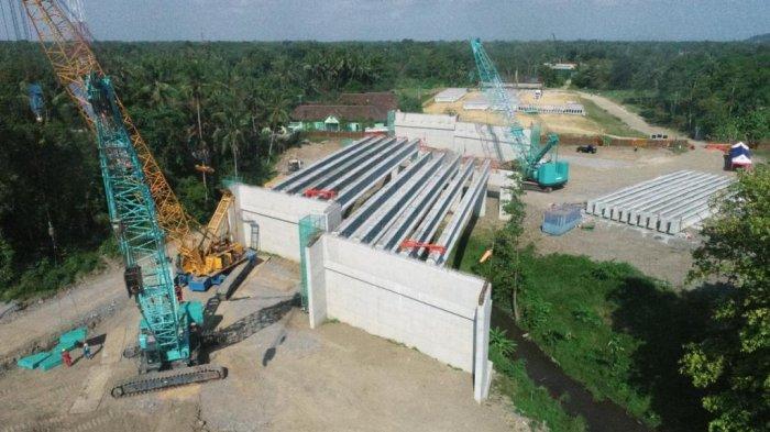 20 Gelagar Instalasi Jembatan Jalan Tol Jogja - Bawen Terpasang di Atas ...