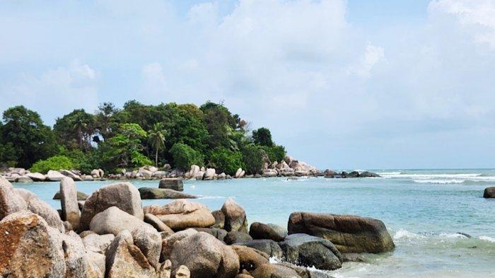 4 Alasan Anda Wajib Mampir ke Pantai Trikora 3, Pantai Batu Granit di ...