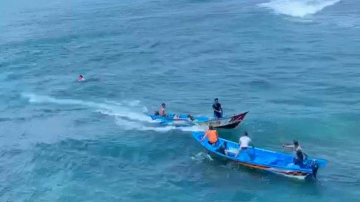 Enam Remaja Nyaris Tenggelam di Pantai Ngandong Gunungkidul Saat ... Enam Remaja Nyaris Tenggelam di Pantai Ngandong Gunungkidul Saat ...