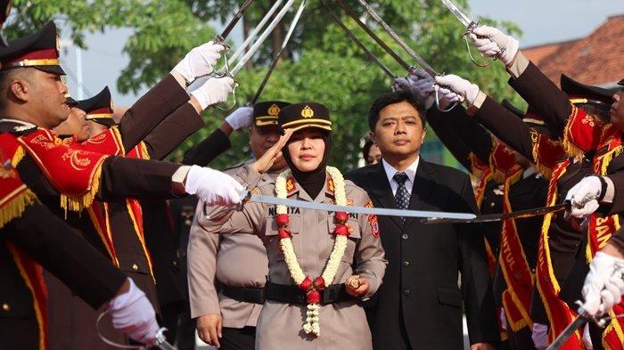 Tradisi Pedang Pora Sambut AKBP Novita Eka Sari sebagai Kapolres Bantul yang Baru - Tribunjogja.com