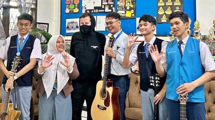 KISAH Tri Adinata Guru Musik SMA Al-Azhar Medan yang Viral Didatangi ...