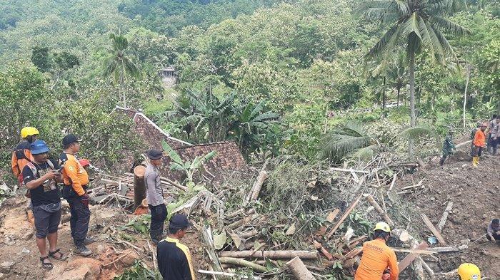 Pencarian Dua Korban Tanah Longsor di Gunungkidul Dihentikan Sementara Karena Hujan ...