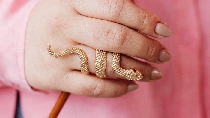 Arti Kedutan di Jari Manis Tangan Kanan dan Kiri Menurut Primbon Jawa ...