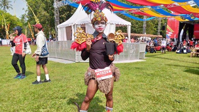 Pelari Asal Bogor Ini Kenakan Kostum Unik saat Ikuti Borobudur Marathon ...