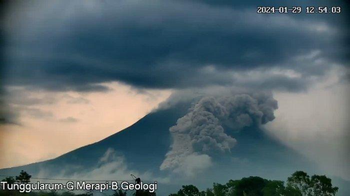 Update Gunung Merapi Pagi Ini: Guguran Lava ke Kali Bebeng Berjarak ...