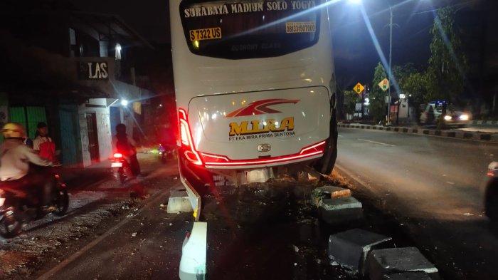 BREAKING NEWS : Bus Mira Terlibat Laka Tunggal di Utara Simpang Empat ...