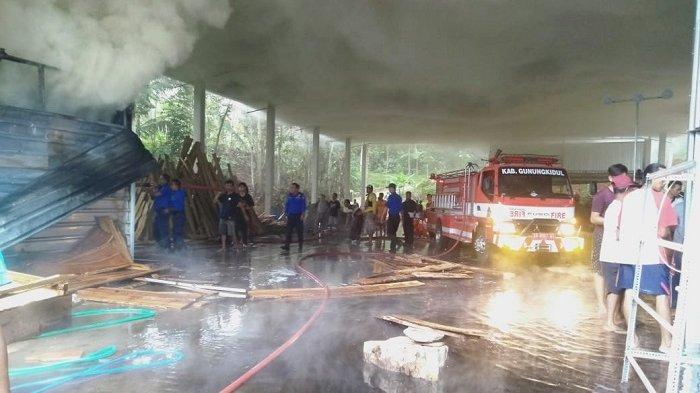BREAKING NEWS : Pabrik Kayu di Patuk Gunungkidul Terbakar, Kerugian Capai Ratusan Juta Rupiah ...