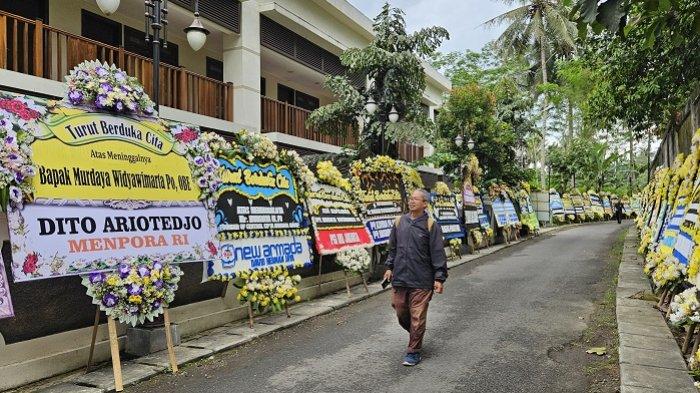 Banjir Karangan Bunga Sambut Jenazah Konglomerat Murdaya Poo di ...