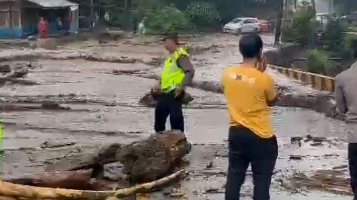 Banjir Lahar Dingin Gunung Marapi Terjang Tanah Datar dan Agam, 8 Warga Dilarikan ke Rumah Sakit ...
