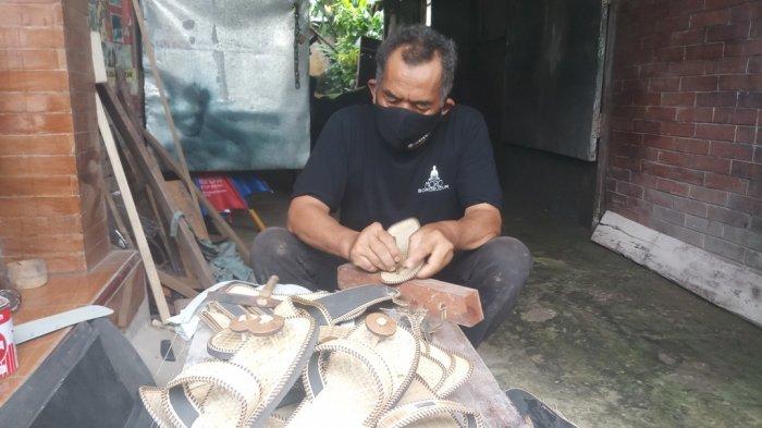Melihat Produksi Sandal Upanat Sebagai Alas Kaki Wajib untuk Naik ke ...