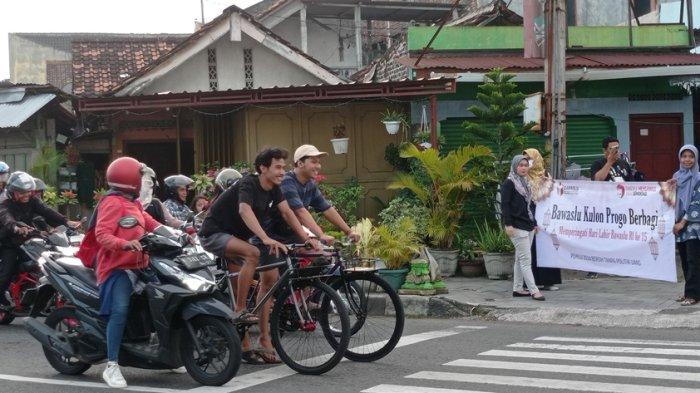 Bawaslu Kulon Progo Bagikan Takjil dan Stiker Anti Politik Uang bagi ...