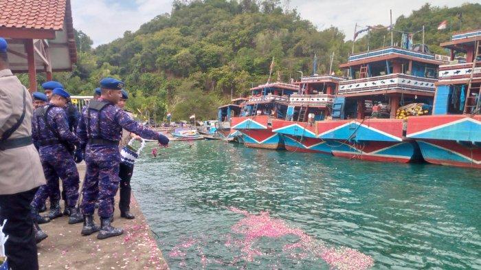 Sambut Hari Bhayangkara ke-78, Polda DIY Larungkan Bunga di Pantai Sadeng Gunungkidul ...