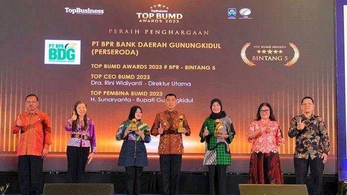 BPR BDG Gunungkidul Sabet Penghargaan Top BUMD 2023 - Tribunjogja.com