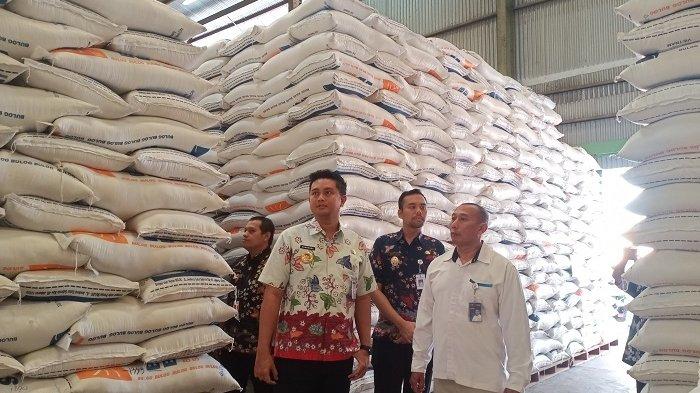 Cek Gudang Bulog Meger, Bupati Klaten: Stok Beras Aman Sampai Enam Bulan Mendatang - Tribunjogja.com
