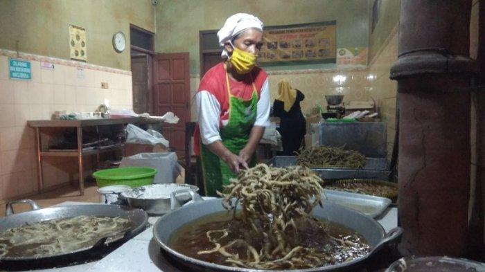 Kisah Bisnis Keripik Belut di Godean Sleman, Diawali Produksi 10 ...