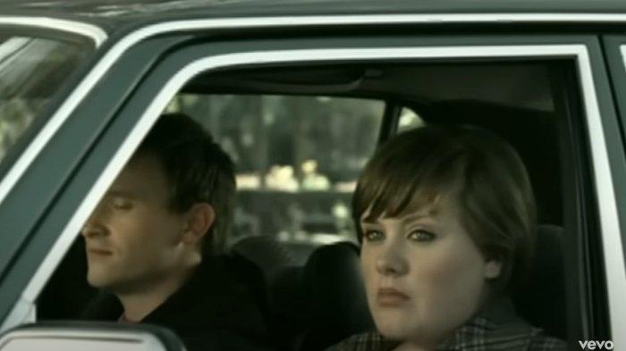 Lirik dan Terjemahan Lagu Chasing Pavements – Adele yang Viral TikTok - Tribunjogja.com