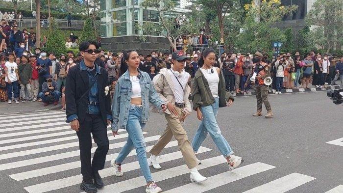 Intip Tampilan Outfit dari Abdul Sofi si Pencetus Ide Catwalk Citayam Fashion Week yang Lagi ...